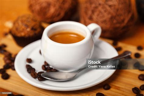 향기로운 에스프레소 거품 클로즈업과 커피 한잔 화이트 컵과 커피 콩에서 커피 나무 배경에 흩어져 갈색에 대한 스톡 사진 및 기타 이미지 Istock