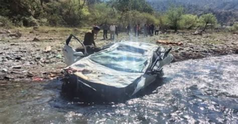 सड़क हादसा दादी के अंतिम संस्कार में शामिल होने जा रहे भाई बहन की कार