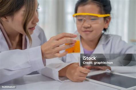 실험실에서 과학자와 함께 배우는 아시아 어린이 신체 검사 및 과학 교육 수업 10 11세에 대한 스톡 사진 및 기타 이미지