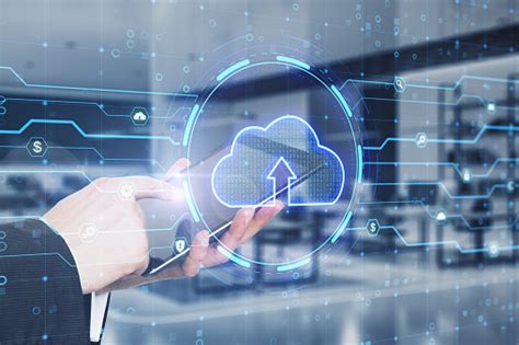 흐릿한 사무실 내부 배경에 빛나는 구름 홀로그램이 있는 태블릿을 가리키는 사업가의 손을 닫습니다 서버 및 데이터 저장 개념입니다 이중 노출 과학에 대한 스톡 사진 및 기타