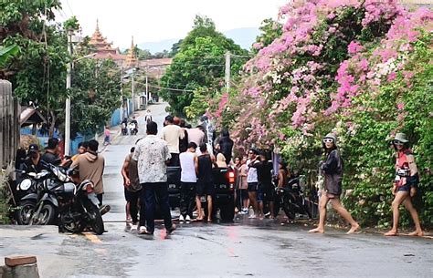 မိုးညှင်းမြို့၌ သင်္ကြန်ပွဲ‌အတက်နေ့ ရေပက်ကစားကြသူများနှင့် စတုဒိသာ ကျွေးမွေးကြသူများဖြင့် စည်ကား