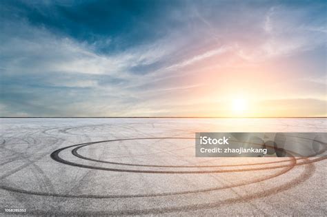 자동차 경주 트랙 아스팔트 광장 및 아름 다운 하늘 구름 풍경 선셋에서 0명에 대한 스톡 사진 및 기타 이미지 0명 거리 검은색 Istock