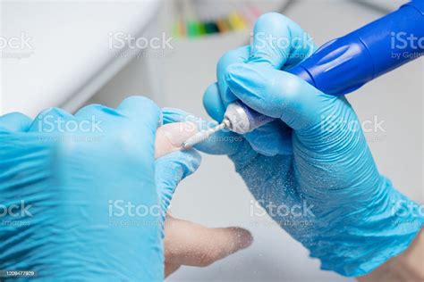 매니큐어는 뷰티 살롱에서 전기 네일 파일 드릴을 사용합니다 완벽한 손톱 매니큐어 프로세스는 버스트 비행 파편으로 닫습니다 고객에 대한 스톡 사진 및 기타 이미지 Istock