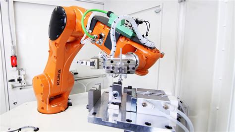Robot Kuka Nellindustria Delle Macchine Utensili Kuka Ag