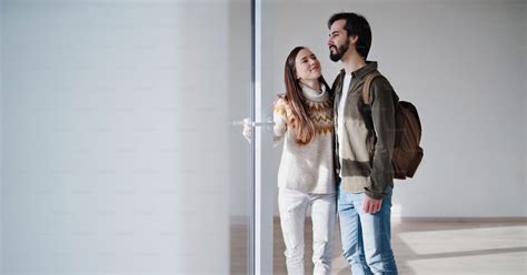 새로운 아파트 새 집 재배치 개념으로 이사하는 행복한 젊은 부부 사진 Unsplash의 남자와 여자 이미지