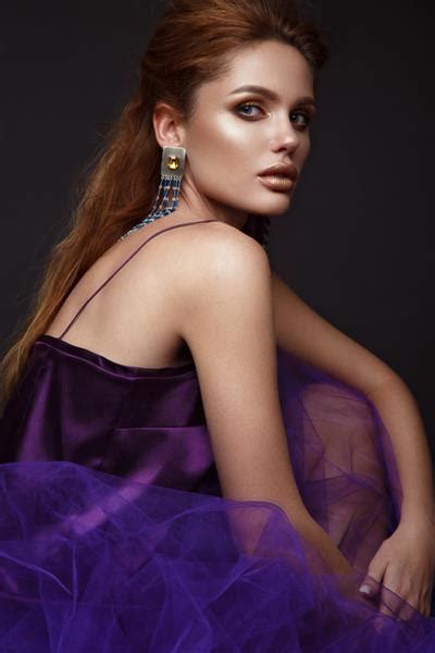 دختر زیبای سکسی با لب های احساسی موهای مد روز لباس بنفش و لوازم جانبی صورت زیبایی عکس گرفته شده