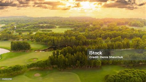 해질녘 골프 코스 아름다운 하늘과 함께 일몰 시 골프 코스의 경치 좋은 탁 트인 공중 전망 드론 보기 0명에 대한 스톡 사진 및 기타 이미지 Istock