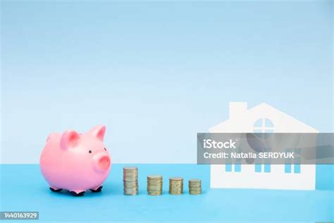 집 옆에 동전 더미가있는 분홍색 돼지 저금통 부동산 투자의 개념 미래에 저축 재무 계획 0명에 대한 스톡 사진 및 기타 이미지 Istock