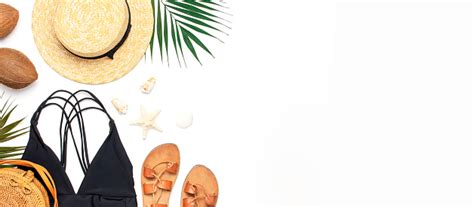 여자의 해변 액세서리 플랫 레이 라운드 트렌디 한 등나무 가방 밀짚 모자 검은 수영복 가죽 샌들 열대 손바닥은 흰색 배경에 코코넛 조개를 남깁니다 맨 위 보기 복사