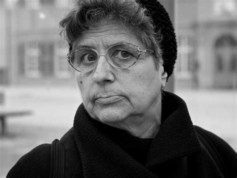 무료 이미지 남자 사람 검정색과 흰색 화이트 거리 사진술 전자 서적 남성 초상화 훈련 검은 단색화 미소 가로 사진 플리커 도마 비디오 안경