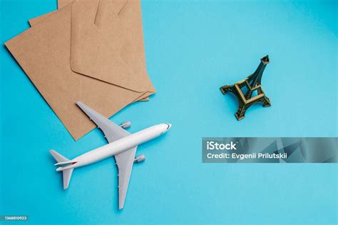 비행기로 메일 과 메시지를 전송하는 개념입니다 하얀 장난감 비행기가 여행을 하고 있습니다 맨 위 보기입니다 청록색 배경 복사할 장소입니다 여유 공간 0명에 대한 스톡 사진