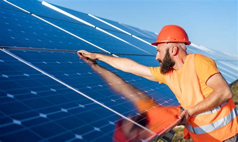 독립형 태양광 태양광 패널 시스템 설치 하드 햇의 기술자 녹색 여름 보기 배경에 큰 빛나는 태양 광 모듈을 장착 대체 에너지 개념 개발에 대한 스톡 사진 및 기타 이미지