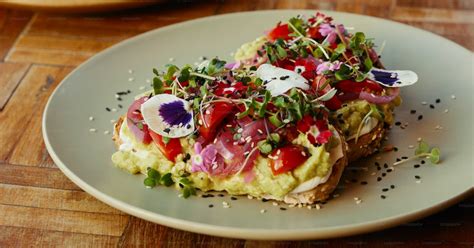 나무 탁자 위에 놓인 음식 접시 사진 Unsplash의 Toast 이미지