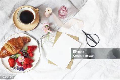 여름 라이프 스타일 구성 커피 크로와상 과자 딸기 라즈베리와 데이지 꽃의 컵 빈 인사말 카드 이랑 장면 침대에서 아침 식사 리넨 배경입니다 플랫 레이 평면도 목재 재료에