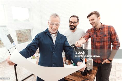 3 엔지니어 3d 프린터와 함께 작동합니다 포그라운드에서 노인 청사진을 공부 하 고 3차원 형태에 대한 스톡 사진 및 기타 이미지 3차원 형태 Stem 주제 공학