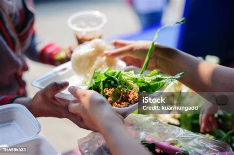 자원 봉사자 들이 가난한 사람들에 게 식량을 공유 하 여 굶주림을 덜어줍니다 자선 개념 배고픈 사람에 게 음식을 기부 가난과 굶주림의 개념 개념에 대한 스톡 사진 및 기타