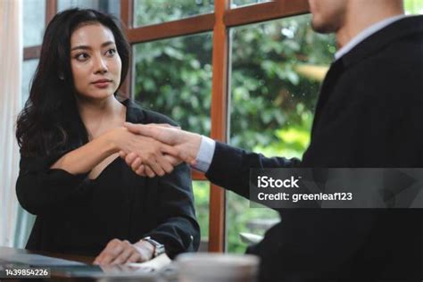 성공적인 협상 및 회의 핸드 셰이크 개념 사업가 파트너 사람이 축하 파트너십과 성공적인 비즈니스 거래 계약 계약에 팀워크를 위해 악수합니다 악수에 대한 스톡 사진 및 기타