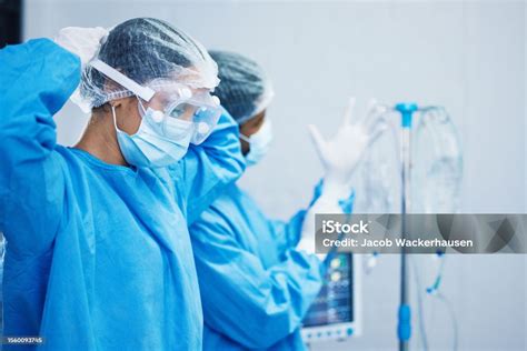 외과 의료 및 외과 위생 분야의 의사는 Ppe와 병원 수술실에서의 협업으로 시작합니다 의료 팀 건강 보험 및 병원의 외과 의사와 함께하는 안전 장비 보호 마스크에 대한 스톡