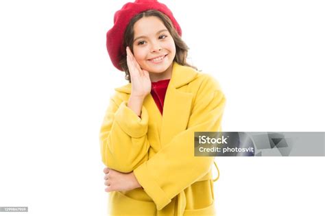 어린 시절의 행복 어린이 날 프랑스 가을 스타일 행복한 얼굴과 작은 파리 여자 뷰티 스프링 패션 프랑스 베레모의 어린 소녀 아이 파리에서 쾌활한 소녀 파리 트렌디 한 옷