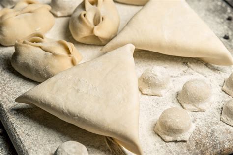 전통적인 동양 우즈베크어 Chuchvara 되었으니 음식과 Samsa 1 세트에서 만든 요리 세트 가정 주방에 대한 스톡 사진