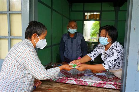 မင်းဘူး စကု မြို့နယ်အတွင်းရှိ ပင်စင်စား သက်ကြီးဘိုးဘွားများအား ပင်စင်လစာငွေများ ထုတ်ပေးနေ