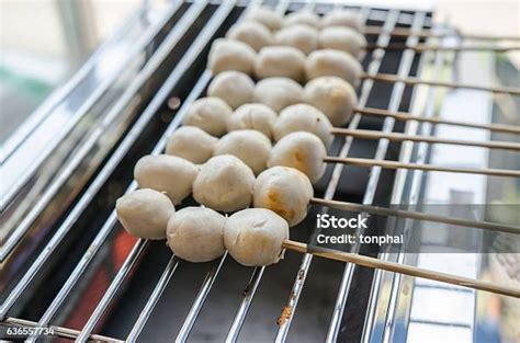 돼지 고기 볼 그릴 태국 길거리 음식 소프트 포커스 이미지 가지 식물 부위에 대한 스톡 사진 및 기타 이미지 가지 식물 부위 거리 고기 Istock