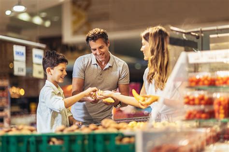 식료품 점이나 슈퍼마켓에서 음식을 구입하는 아이와 쇼핑 카트와 행복한 가족 20 24세에 대한 스톡 사진 및 기타 이미지 20 24세 3 명 30 34세 Istock