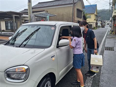 犬飼支所だより（令和5年度第8号 犬飼ふれあい児童館の児童が交通安全のお守りを配布しました。 豊後大野市