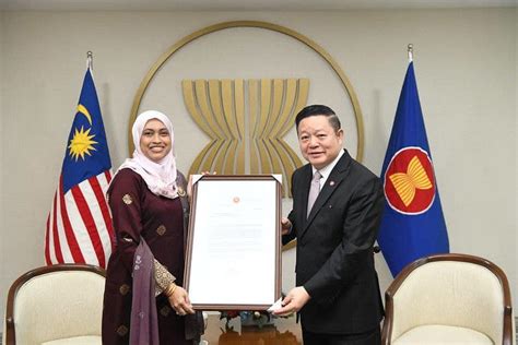 លោកជំទាវ Sarah Al Bakri Devadason ជូនសារតាំងជា