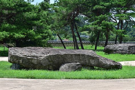 韩国全罗北道扶安郡冠岩里的石柱。