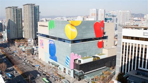 도심 속 문화 광장 더현대 대구 The Forum