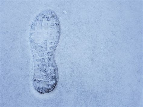 눈내린 바닥에 발자국 유토이미지 상세페이지 베이직샵 사진 20600967