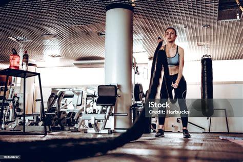 피트 니스 체육관에서 전투 밧줄을 가진 여자 전투 밧줄 운동 스포츠 의류에 대한 스톡 사진 및 기타 이미지 스포츠 의류 여자 체육관 Istock
