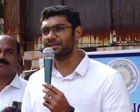 Women Voters Outnumber Men In Vizag