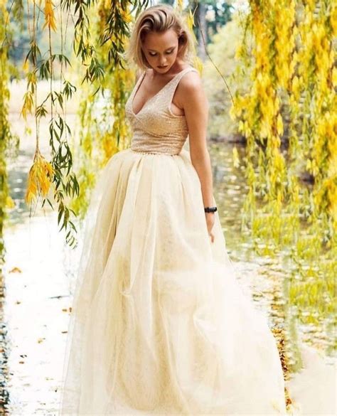 Бежева сукня пишна