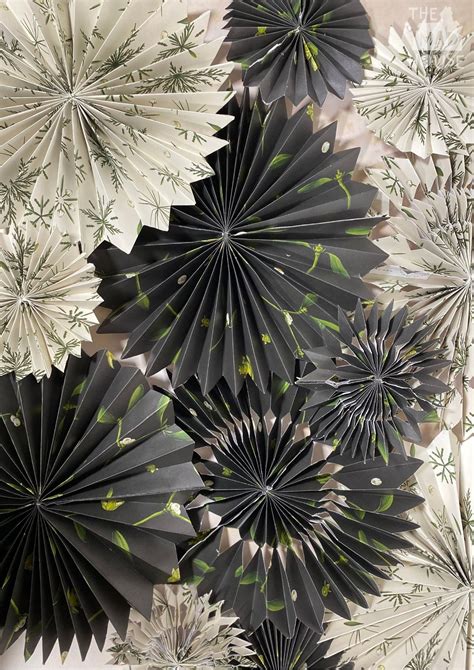 Accordion Folded Paper Stars Using Gift Wrap Mum In The Madhouse