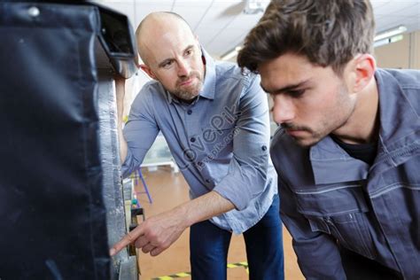 3d 프린터의 모니터 화면을 보고 있는 두 남자 사진 무료 다운로드 Lovepik