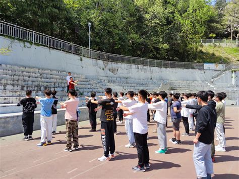 迎校庆 展风采热情似火运动会赛前筹备正当时 湖北汽车工业学院新闻网