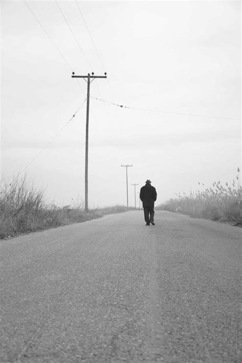 거리 걷고 있는 격리 경치 고독한 고요한 구성 농촌의 단순함 대조 도로 뒷모습 모자 몸매 미니멀리즘 부드러운 빛 불모의 블랙 앤 화이트 빈