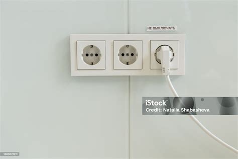 회색 벽에 장착 된 여러 플라스틱 소켓 흰색 사용 중 콘센트 1개 전원 코드 포함 0명에 대한 스톡 사진 및 기타 이미지 0명 가정 생활 건축물 Istock