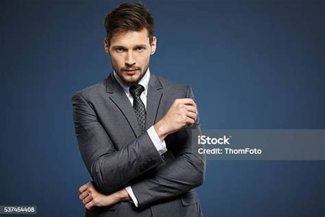 비즈니스 사람 및 사무실 컨셉입니다남성 사업가에서 어울리다 개념에 대한 스톡 사진 및 기타 이미지 개념 개념과 주제 경영자 Istock