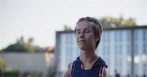 요가를 통해 마음의 소리를 얻습니다 야외에서 요가를 하는 여자 사진 Unsplash의 자세 이미지