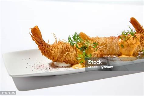 전통적인 그리스 전채 카타이 파이 는 새우를 흰 접시에 싸서 포장했습니다 여름날 카타이피 껍질에 바삭한 새우 새우 전채 요리는 카타이 파이 반죽에 튀겼다 현대적인 스타일의