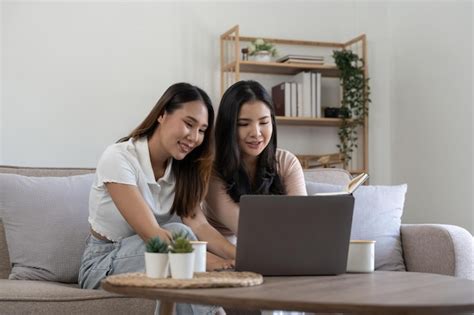 Felizes Jovens Mulheres Asiáticas Casal De Lésbicas Lgbt Feliz Sentado
