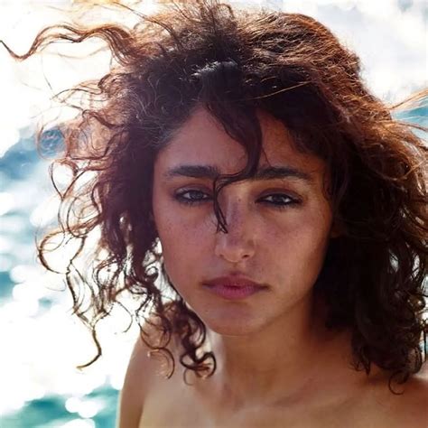 گلشیفته فراهانی با لباس نیمه عریان در دریا عکس