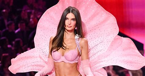 Emily Ratajkowski Wore The Slinkiest G String For Her Vs Fashion Show