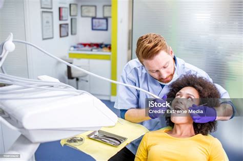 치과 용 터빈과 입 거울을 사용 하 여 환자의 치아를 고정 하는 치과 의사 2명에 대한 스톡 사진 및 기타 이미지 2명 각경 건강 진단 Istock