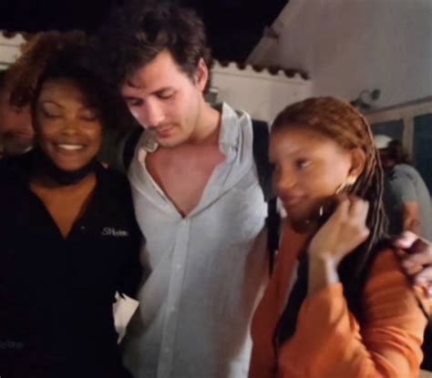 Halle Bailey And Jonah Hauer Prince Eric Halle Bailey Jonah Hauer King