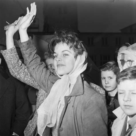 Priscilla Presley Young 10 Rare Photos Of Elvis Bride Womans World