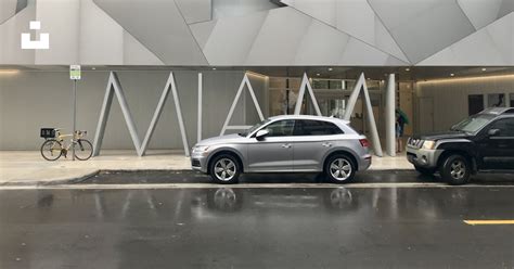 건물 앞에 주차된 두 대의 차 사진 Unsplash의 무료 미국 이미지 건물 앞에 주차된 두 대의 차 사진 Unsplash의 무료 미국 이미지